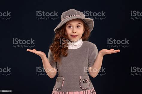 검은 배경에 포즈를 취하는 길고 곱슬 곱슬 한 머리와 사랑스러운 작은 아이의 스튜디오 샷 갈색 머리에 대한 스톡 사진 및 기타 이미지 갈색 머리 곱슬 머리 귀여운