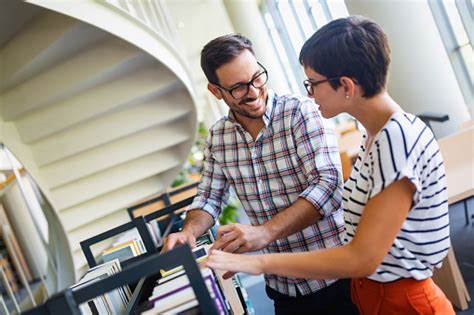 대학 도서관에서 공부하고 함께 일하는 성공 학생들의 행복한 그룹 18 19세에 대한 스톡 사진 및 기타 이미지 18 19세 25 29세 건강한 생활방식 Istock