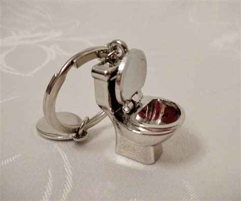 Брелок на ключі у вигляді реалістичного унітазу подарунок сувенір — ціна 130 грн у каталозі