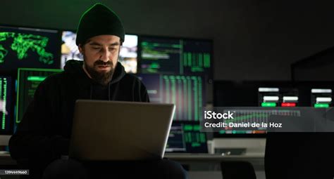 수평 배너 해커가 지하 은신처에서 보안 방화벽을 해킹합니다 여러 화면 배경 공간을 복사합니다 Hackathon에 대한 스톡 사진 및 기타 이미지 Istock