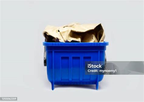 파란색 플라스틱 장난감 쓰레기 쓰레기 통 종이 카트 보드 상자 쓰레기로 가득 컨테이너를 쓰레기통 수 있습니다 0명에 대한 스톡 사진 및 기타 이미지 Istock