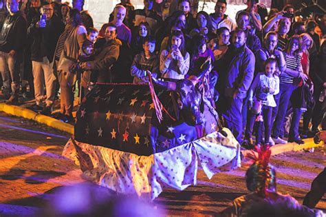 거리 극장에서 공연하는 배우들 브라질 민속 축제 인 페스타 주니나 기간 동안 브라질 민속 문화의 고전적인 장면 Theatrical Performance에 대한 스톡 사진 및