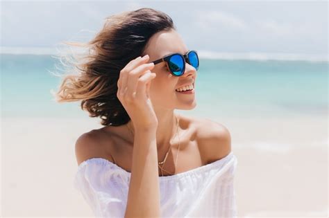 Free Photo Attractive Short Haired European Woman Chilling At Resort