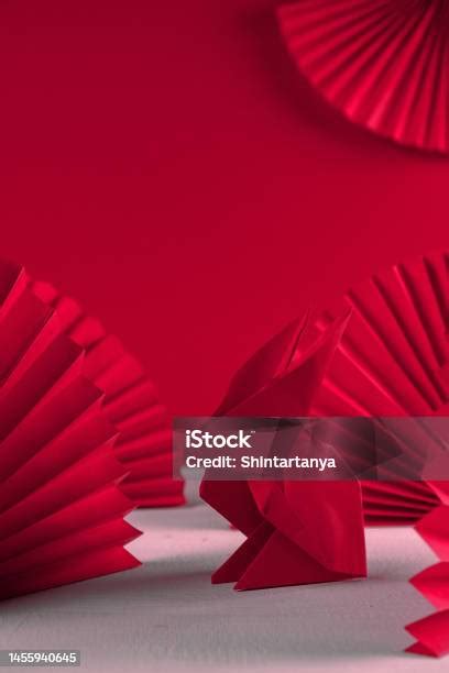 중국 설날 2023 빨간색 배경에 장식 패턴 팬 빨간 종이 팬 음력설 배너 템플릿입니다 2023년 올해의 색상 비바 마젠타컬러 팬톤 음력설 중국 배너 0명에 대한 스톡 사진