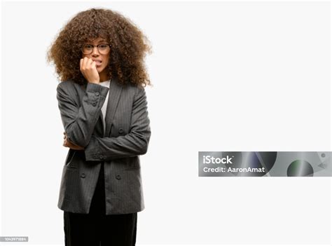 아프리카계 미국인 비즈니스 여자 안경을 찾고 강조 하 고 손톱을 물어 뜯고 입에 손을 가진 긴장 불안 문제입니다 감정에 대한 스톡 사진 및 기타 이미지 Istock
