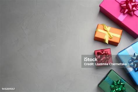 밝은 회색 테이블에 많은 다채로운 선물 상자 플랫 레이 텍스트를 위한 공간 0명에 대한 스톡 사진 및 기타 이미지 0명 개체 그룹 계절 Istock