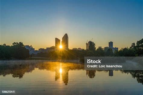 라 디펜스 비즈니스 지구 반사 호수와 나무 건물을 통해 다채로운 일출 투자에 대한 스톡 사진 및 기타 이미지 투자 평온 0명 Istock