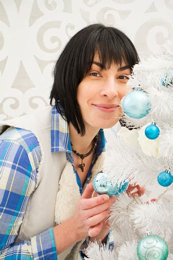 파란색 공 크리스마스와 새해 개념 선택적 초점과 흰색 크리스마스 트리 근처 격자 무늬 셔츠와 청바지에 아름다운 소녀 겨울에 대한