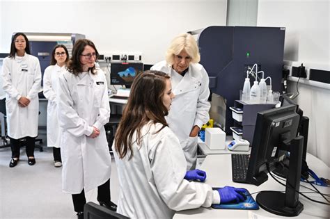The Queen Visits The Ucl Institute Of Immunity And Transplantation