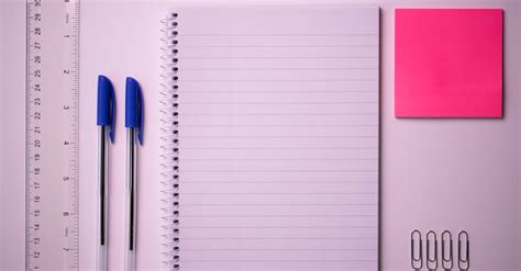 계획하는 교육 깨끗한 디자인 다채로운 배열 데스크탑 아이템 메모장 문구 문구 키트 물품 미니멀리스트 분홍색 사무기기 사무실 사무실 장식 선형 패턴