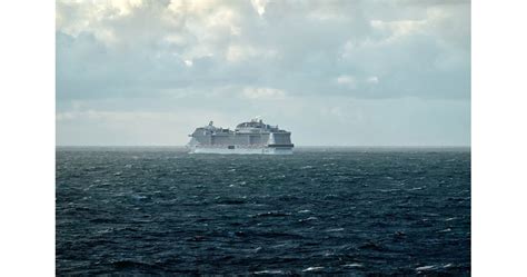 Заседналият луксозен круизен кораб вече е освободен алкохола им свършил