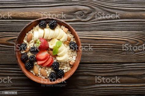 바나나 딸기 아몬드와 나무 부엌 테이블에 점토 접시에 블랙 베리와 과일 건강한 뮤즐리에서 플랫 레이 탑 뷰 0명에 대한 스톡 사진 및 기타 이미지 Istock