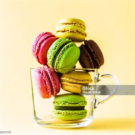 투명 한 커피 한잔에 아몬드 가루의 다채로운 밝고 전통적인 프랑스 마 카 롱 쿠키 단 맛 음식 과자 베이커리 바에 대 한 배경입니다 노랑에 대한 스톡 사진 및 기타 이미지