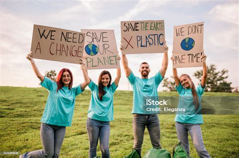 사람들은 기후 변화에 반대하는 시위에 참석하는 동안 배너 표지판을 들고 있습니다 지구 온난화에 항의하십시오 기후 변화 항의 개념 Charitable Foundation에