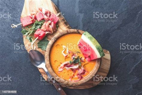 수 박과 Salmorejo 수프입니다 올리브 나무 그릇 슬레이트 배경 상단 보기에 수 박과 햄 세라 노와 함께 전통적인 스페인 차가운 토마토 수프 가스파초에 대한 스톡 사진
