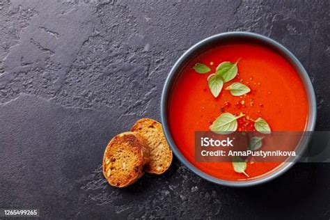 그릇에 바질 토마토 수프 어두운 배경 공간을 복사합니다 맨 위 보기입니다 가스파초에 대한 스톡 사진 및 기타 이미지 가스파초 건강한 식생활 검정색 배경 Istock