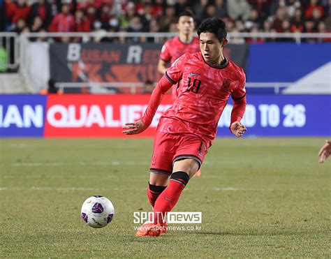 [포토s] 패스 시도하는 이동경