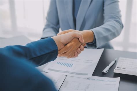 계약 및 비즈니스 고용 이력서 취업 인터뷰 채용 Hr 취업 신청자의 프로필 이력서를 검토 비즈니스 고용 및 인적 자원 관리 개념 프리미엄 사진