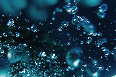 水の中で空気の泡がブクブクする様子の画像｜おしゃれなフリー写真素材：girly Drop