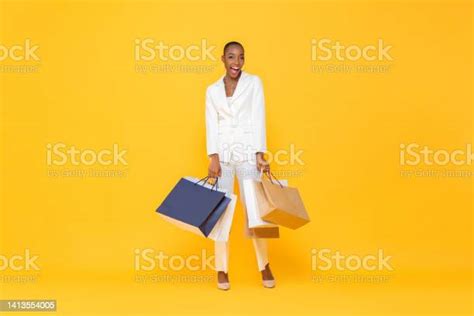 고립 된 노란색 스튜디오 배경에 쇼핑백을 들고있는 흥분한 아프리카 계 미국인 여성 쇼핑백에 대한 스톡 사진 및 기타 이미지 쇼핑백 아프리카 민족 여자 Istock