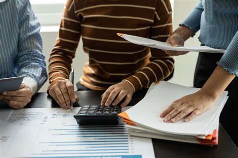 젊은 사람들과의 스타트업 성공 창의적인 팀 브레인스토밍 비즈니스 동료의 협업 또는 공동 작업자의 팀워크 아이디어 원격 사진 Fashion Show에 대한 스톡 사진 및 기타