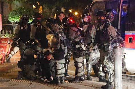 港示威有警員被割傷頸 旺角警署被擲逾20枚汽油彈 澳門力報官網