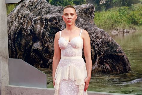 Scarlett Johansson On Overcoming Early Male Gaze Roles Us Weekly