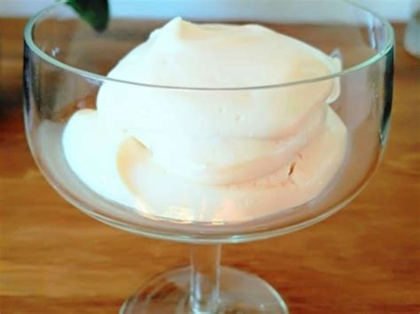 Лесен и ефектен десерт с бисквити и заквасена сметана