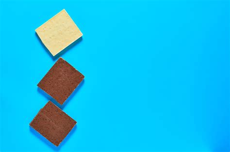 반쪽의 행 다양한 전체 다공성 초콜릿 바는 부엌에 파란색 테이블에 놓여있다 텍스트의 공백입니다 맨 위 보기 3가지 개체에 대한 스톡 사진 및 기타 이미지 Istock