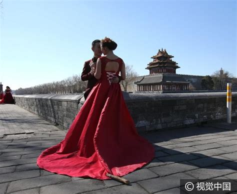 北京雪後迎來好天氣 新人故宮角樓前拍婚紗照 每日頭條