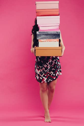 분홍색에 고립 된 쇼핑 백과 상자를 가진 아름다운 젊은 여성 사진 이미지에 대한 스톡 사진 및 기타 이미지 사진 이미지 여자 20 24세 Istock