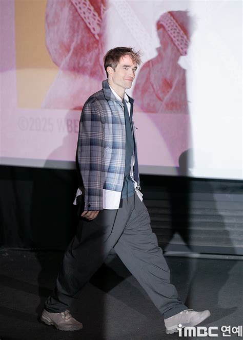 [포토] 로버트 패틴슨 미키18 그림자