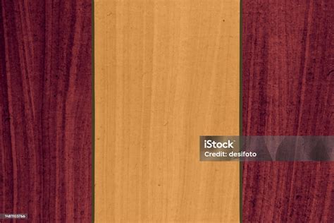 두 개의 어두운 대조 적갈색 또는 갈색 밴드가 있는 베이지색 중앙 밴드 테두리가 있고 프레임이 있는 거친 소박한 그런지 질감 효과 분할된 벡터 배경을 만드는 나무 배경