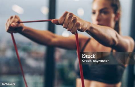 헬스 클럽에서 탄성 로프와 함께 운동 체육 인의 닫습니다 체육관에 대한 스톡 사진 및 기타 이미지 체육관 클로즈업 헬스 클럽 Istock