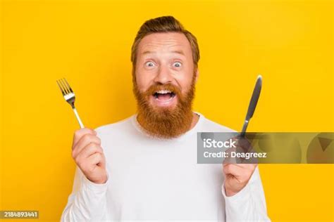 좋은 젊은 남자가 포크 나이프를 들고 흥분 변화 영양 옷을 입은 트렌디 한 흰색 모습 노란색 배경에 고립 된 사진 초상화 35 39세에 대한 스톡 사진 및 기타 이미지