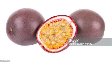 흰색 배경에 고립 된 열정 과일 패션프루트 또는 마라쿠야 이국적인 과일 잘라내길 건강한 식생활에 대한 스톡 사진 및 기타 이미지 건강한 식생활 과일 과일 주스