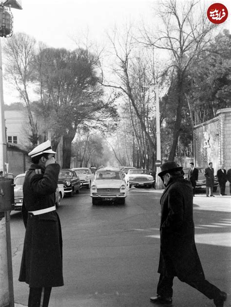 عکس سفر به تاریخ؛ قدم زدن علی امینی، نخست وزیر در خیابان پاستور؛ سال 40