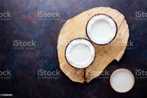어두운 배경에 종이 유리에 코코넛 우유와 코코넛 나무 스탠드에 코코넛 채식 우유 비 유제품 건강 한 음료 개념 대체 우유 맨 위 보기 0명에 대한 스톡 사진 및 기타 이미지