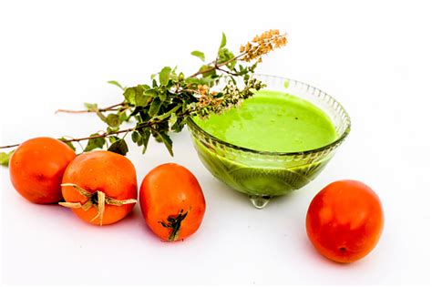 툴 시 페이스 팩 흰색에 고립 즉 토마토 퓌 레 또는 펄프 잘 홀리 바 질 잎 주스와 혼합 점차적으로 여드름과 여드름을 제거 하는 데 사용 됩니다 계피에 대한 스톡 사진 및