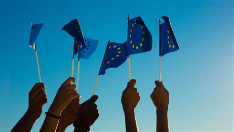 Подкрепяме 65 граждански инициативи в защита на демокрацията