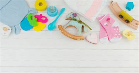 아기 옷 장난감 및 흰색 나무 배경에 텍스트를위한 빈 공간이 있습니다 평면도 플랫 레이 사진 Unsplash의 우크라이나 이미지