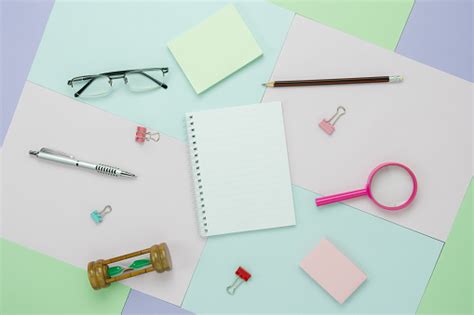 테이블 상단 보기 교육 시즌 배경 개념의 학교에 다시 공중 이미지 평평 하다 필수 개체 구석과 현대 다채로운 파스텔 종이에 문구를 참고 공간이 크리에이 티브 디자인 고정됨에