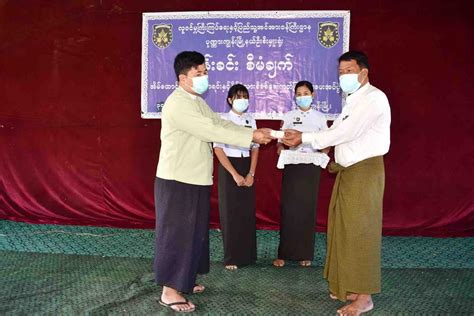 ပုဏ္ဏားကျွန်းမြို့၌ ပန်းခင်းစီမံချက်ဖြင့် ဆောင်ရွက်ထားသည့် နိုင်ငံသားစိစစ်ရေး ကတ်ပြားများ ပေးအပ