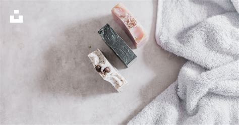 흰색과 검은 색 라벨이 붙은 흰색 직물에 팩 사진 Unsplash의 무료 회색 이미지