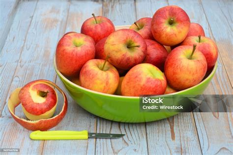나무 표면에 껍질을 벗긴 사과 옆에 녹색 접시에 빨간색과 노란색 사과의 근접 촬영 건강한 생활방식에 대한 스톡 사진 및 기타 이미지 건강한 생활방식 건강한 식생활