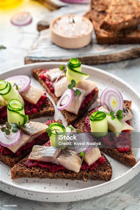 청어 비트 뿌리 녹색 오이 양파 및 마이크로 그린샌드위치 다크 브레드 토스트 전통 덴마크 스칸디나비아 요리 세로 이미지 상단 보기 0명에 대한 스톡 사진 및 기타 이미지