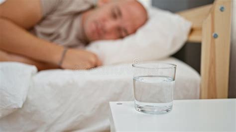 Joven Hispano Tendido En La Cama Durmiendo En La Habitación Foto de archivo Imagen de agotado