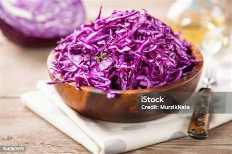 테이블에 그릇에 붉은 양배추 샐러드 선택적 초점입니다 공간에 복사 합니다 0명에 대한 스톡 사진 및 기타 이미지 0명 갈기갈기 찢어진 강판 Istock