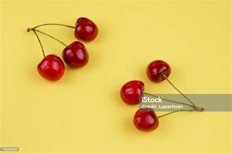 팝 아트 배경에 노란색 배경 빨간 딸기 팝 아트 팝 아트 건강 식품 채식 비타민 빨간 체리 열매 0명에 대한 스톡 사진 및 기타 이미지 Istock