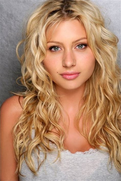 23 Stunning And Glamorous Curly Hairstyles For 2026 Pretty Designs
